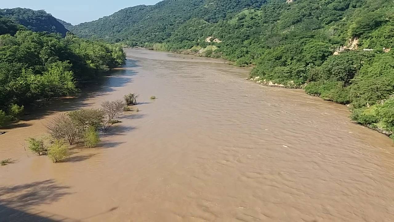Vista desde abajo de la presa de Aguamilpa, Nayarit (Río Santiago ...