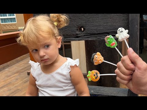 Baby Emma learn colors with Lollipops and Dad