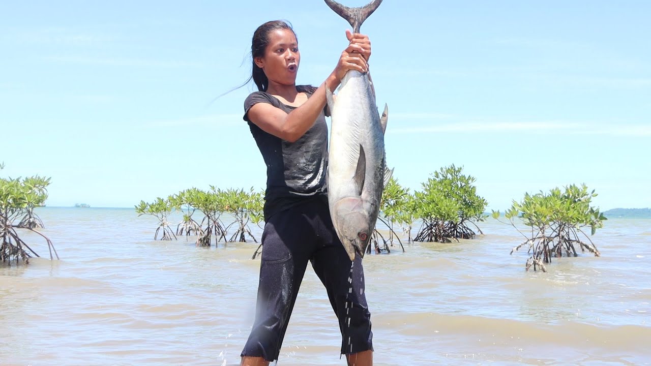Pick A big fish 10 kg at the coast for Food of survival - Cook A big ...