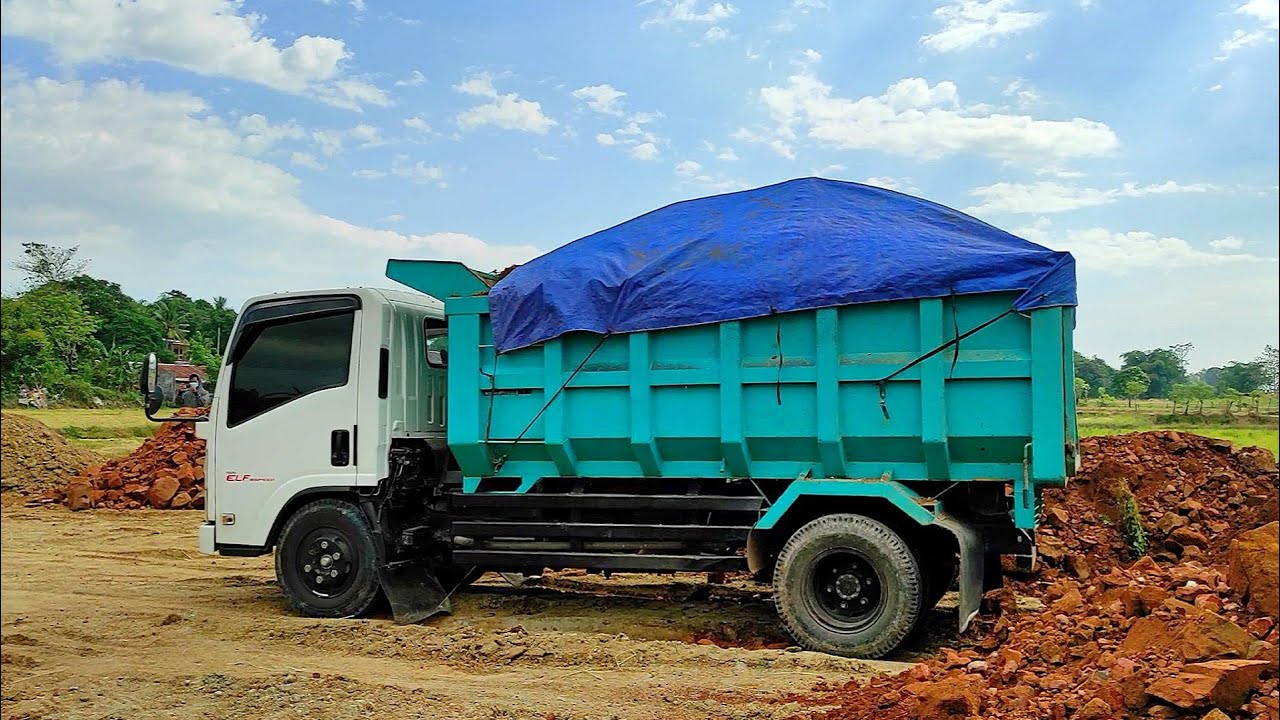 Dump Truk//Mobil truk Tanah Muatan Full Bak Jomplang Tanah Cadas - YouTube