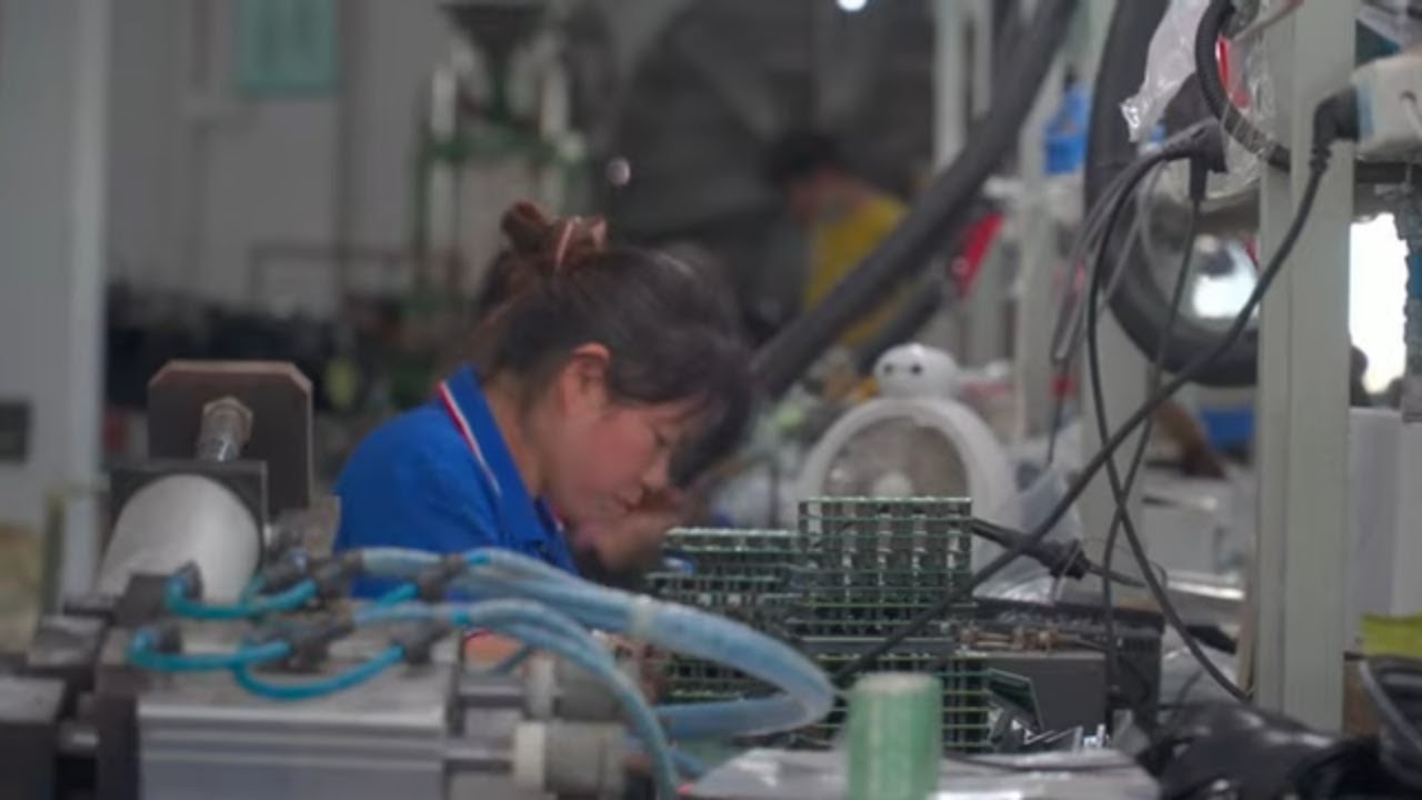 30 seconds to let you know how factory employees produce wire and cable ...