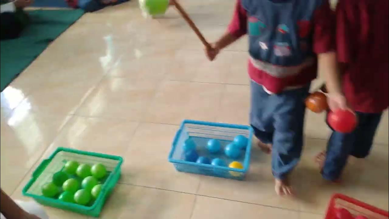 motorik kasar memindahkan bola menggunakan tongkat - YouTube