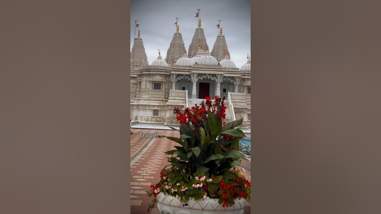 A moment of serenity at the breathtaking BAPS Shri Swaminarayan Mandir ...
