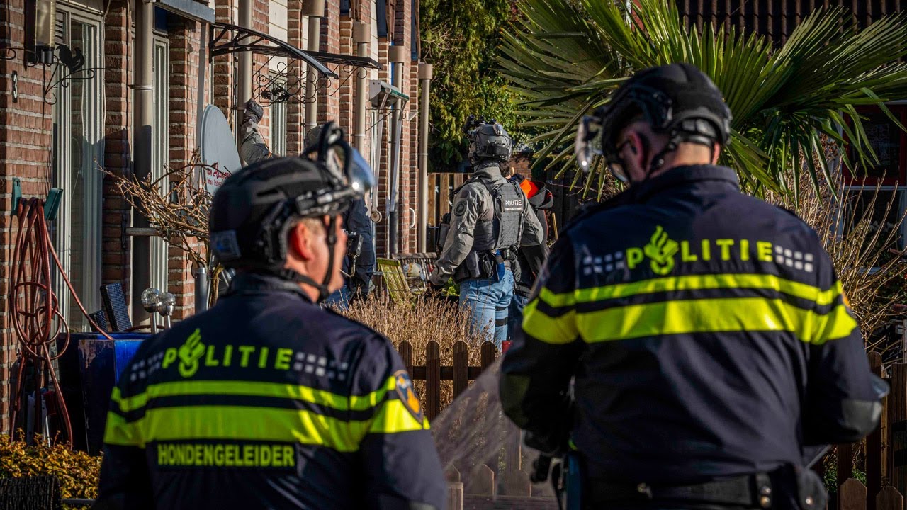 RRT van DSI politie ingezet voor verwarde man in woning - YouTube