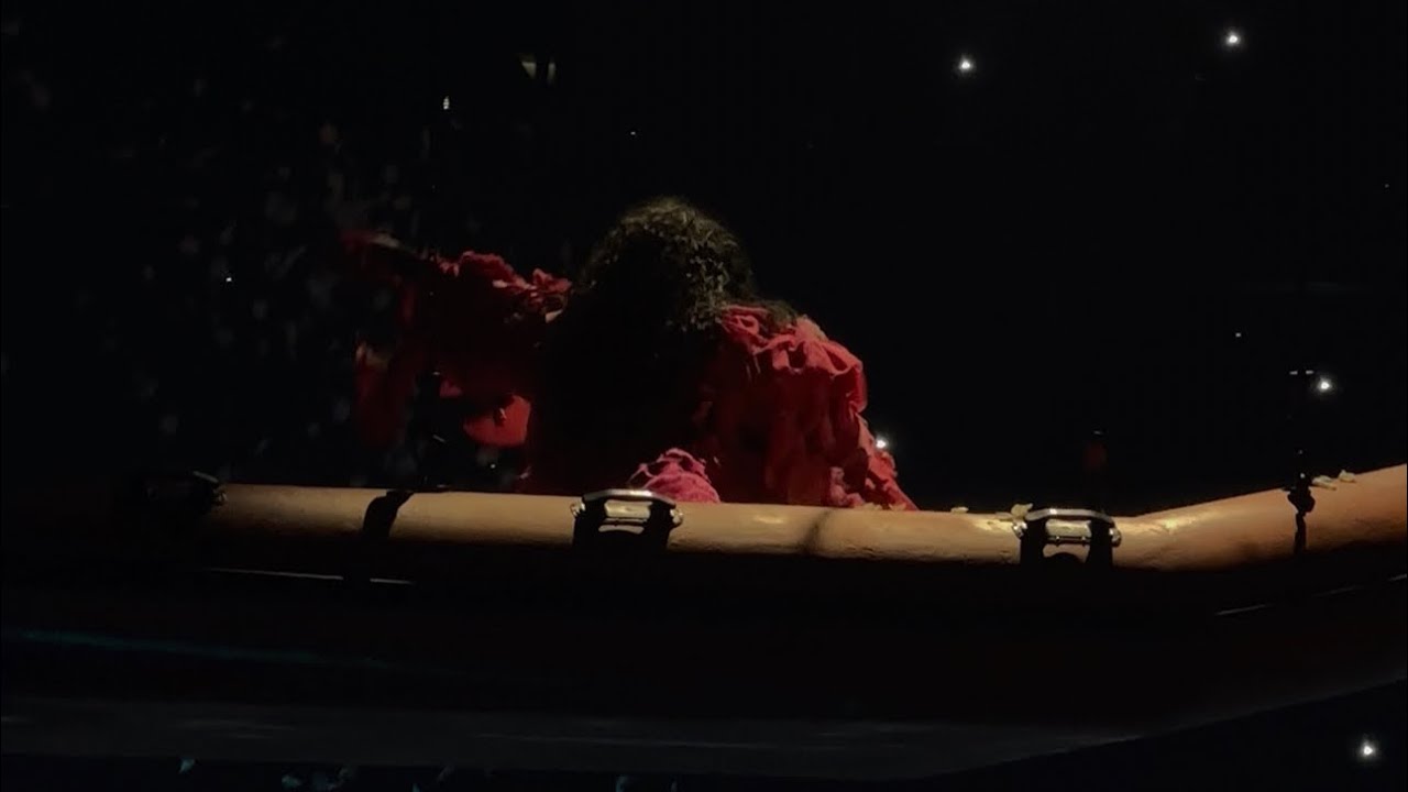 ‘Special’ - SZA (LIVE) - YouTube