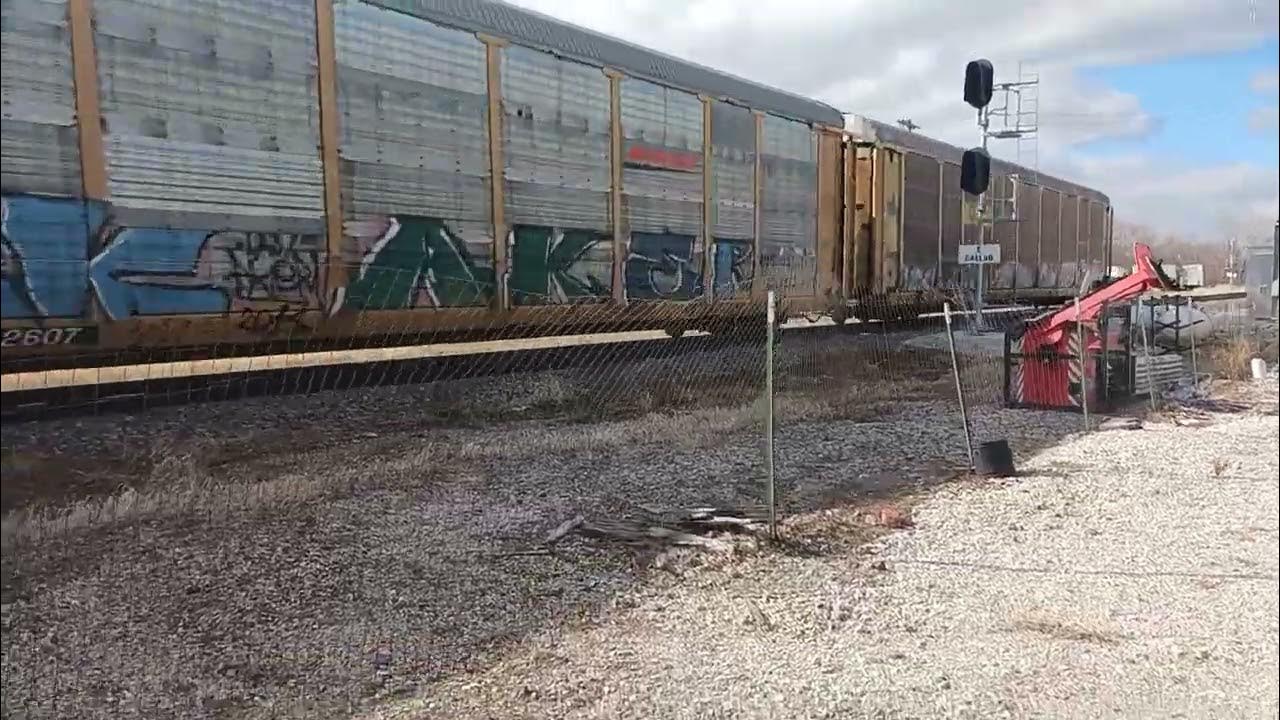 UP 6795 BNSF 6985 leading Autorack Train near Callao MO - YouTube