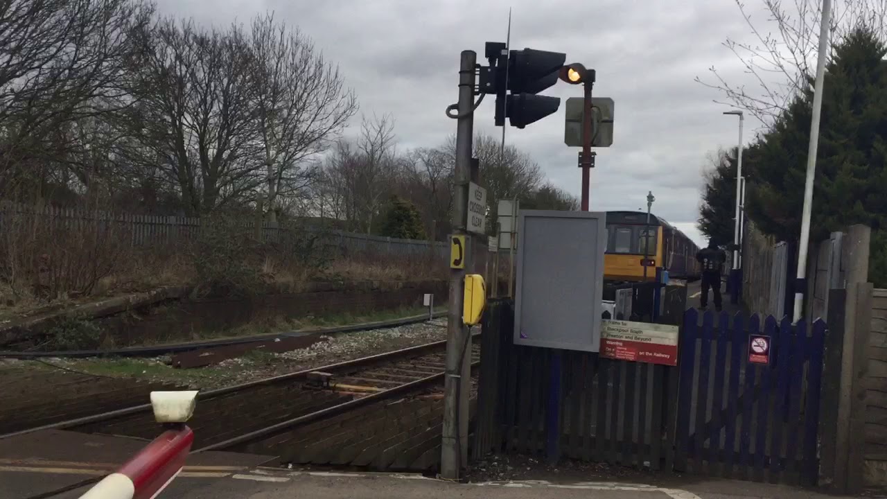 Moss Side Station Level Crossing (Lancs) Saturday 31.03.2018 - YouTube