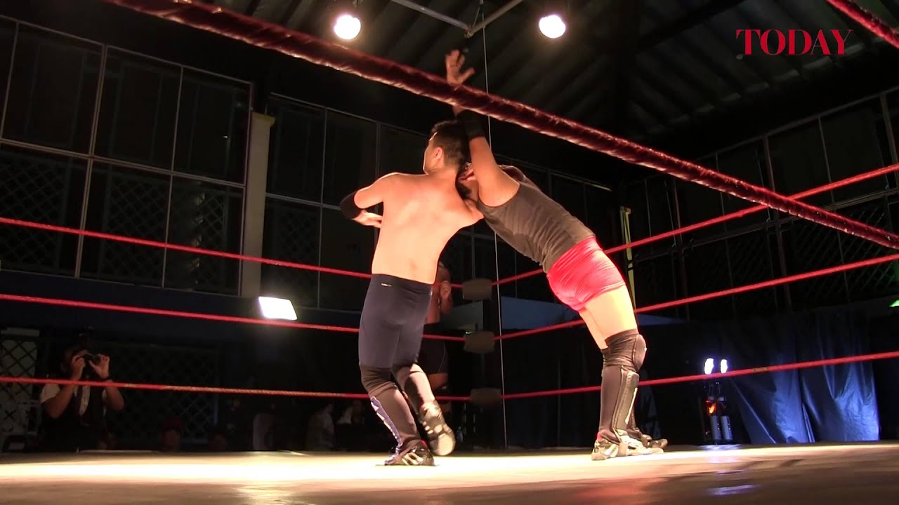 Wrestlers duke it out at Singapore Pro Wrestling's Breakthrough - YouTube