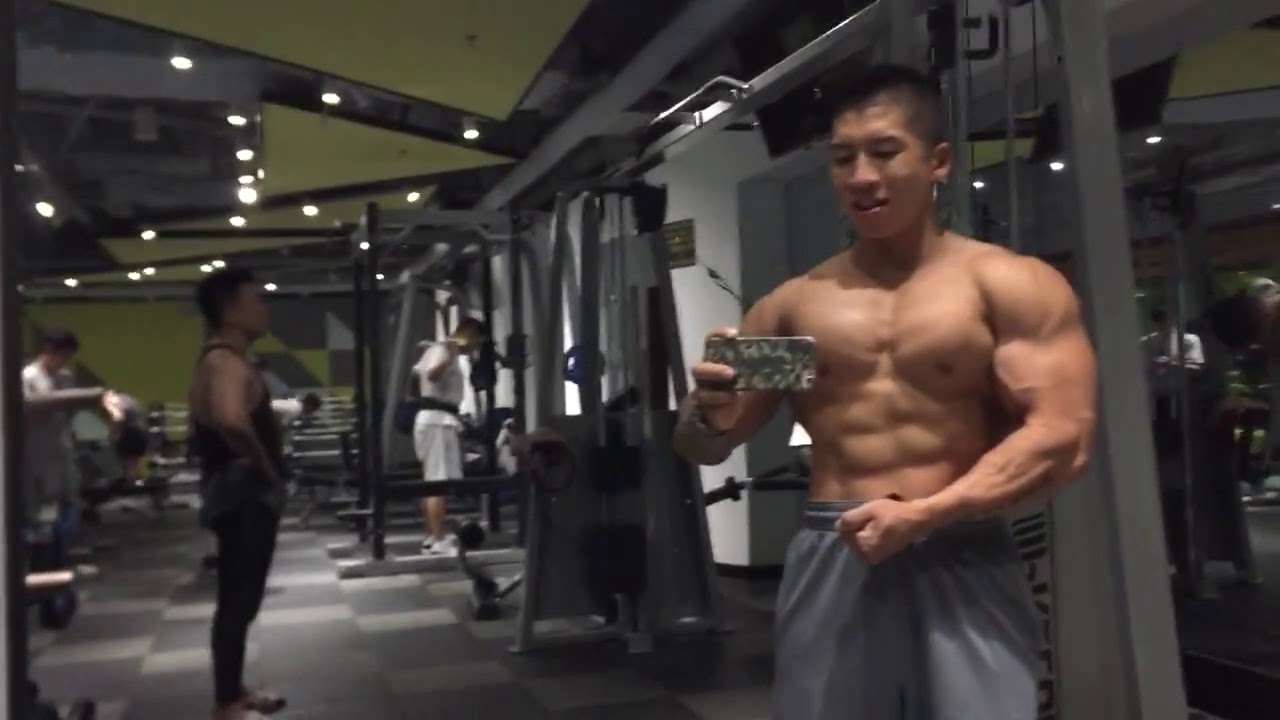 Chinese Muscle Men Show Their Muscles - YouTube