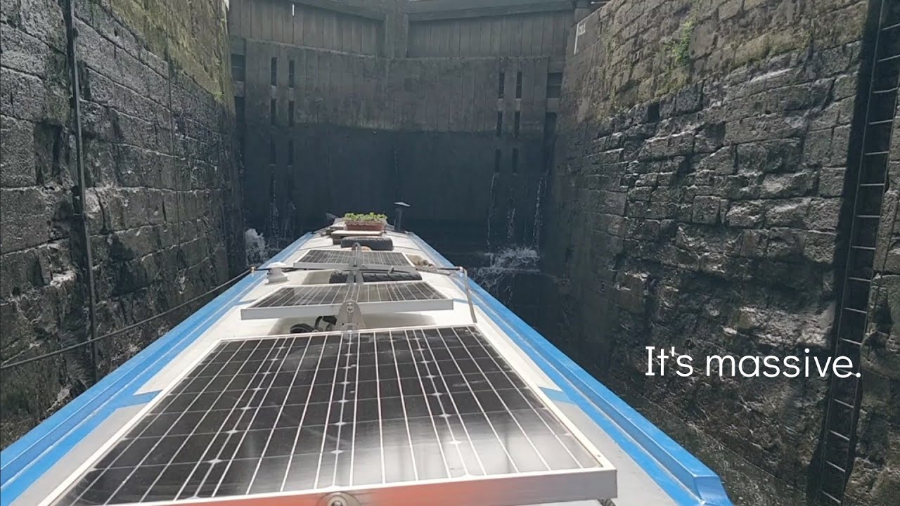 Heading to Linton lock. Beautiful rivers of England by narrowboat ...