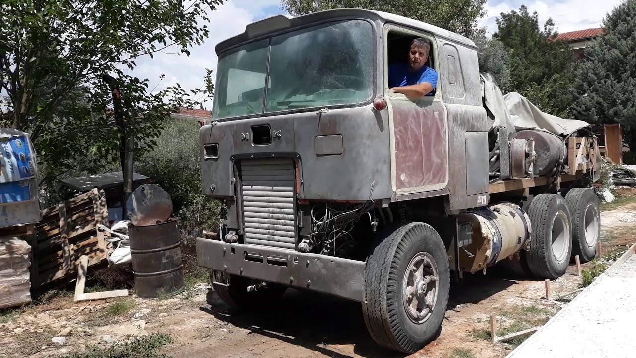 Mack F-700 - YouTube