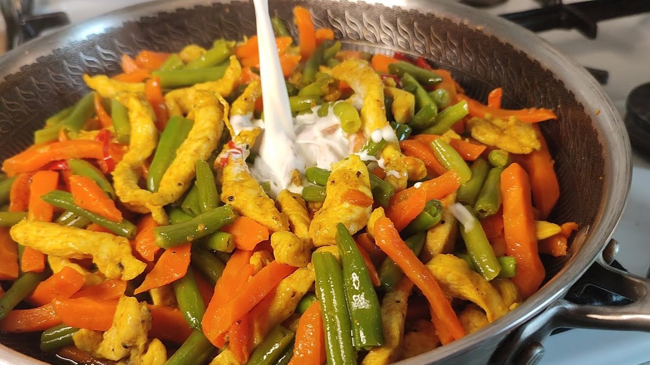 Pechuga de pollo al curry en salsa cremosa con verduras, una idea muy ...