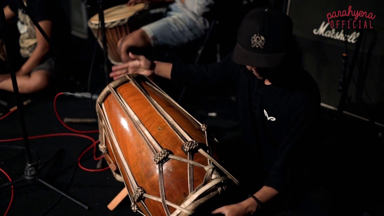 Parahyena ft. Parabayawak - Kembali Live At The Fame Of West Java - YouTube