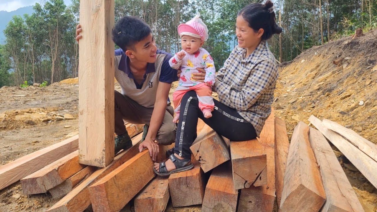 Sawing wood, transporting all the wood back, grandmother and daughter ...