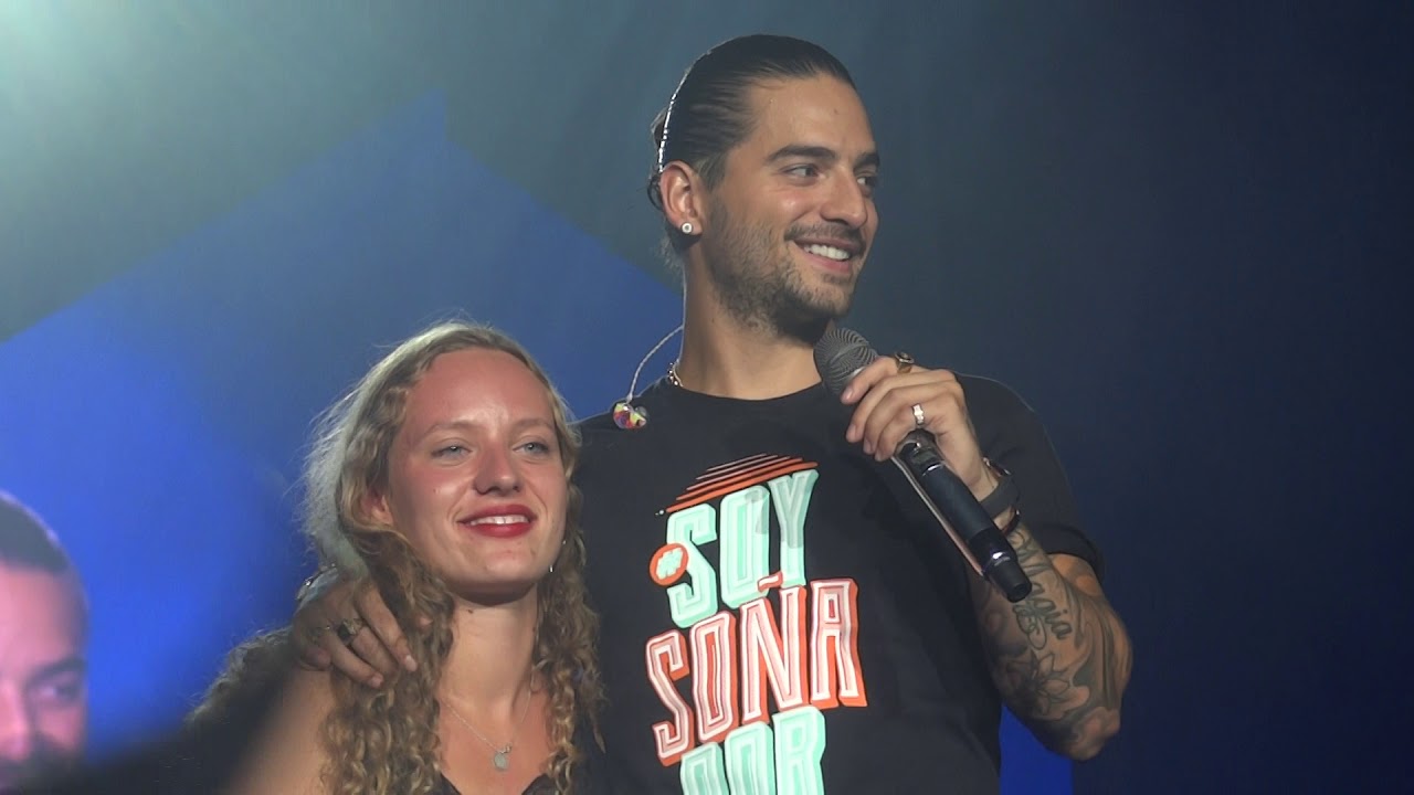 Maluma kisses fan, El Perdedor (Live in Brussels, FAME Tour - Palais 12 ...