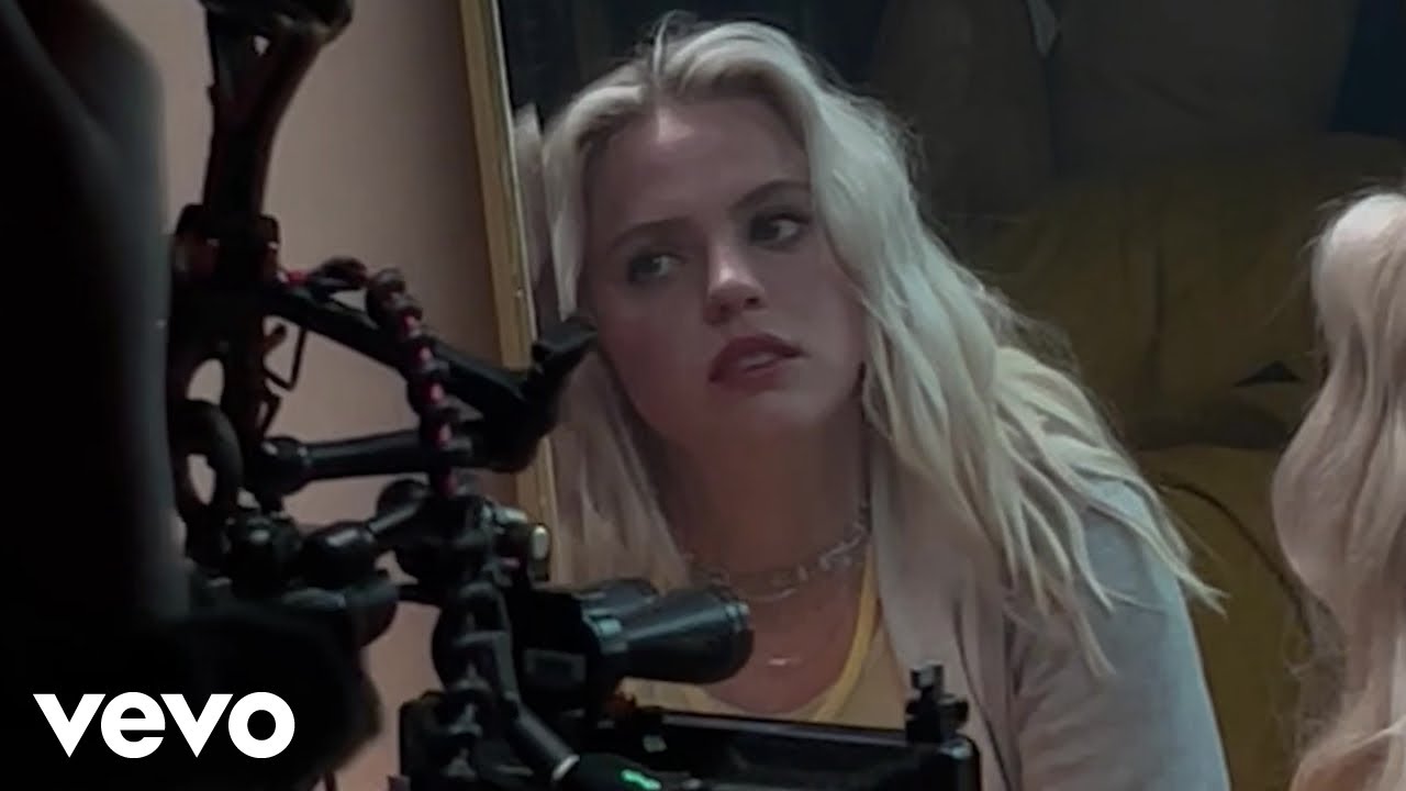 Reneé Rapp - Don’t Tell My Mom (Official Behind The Scenes) - YouTube