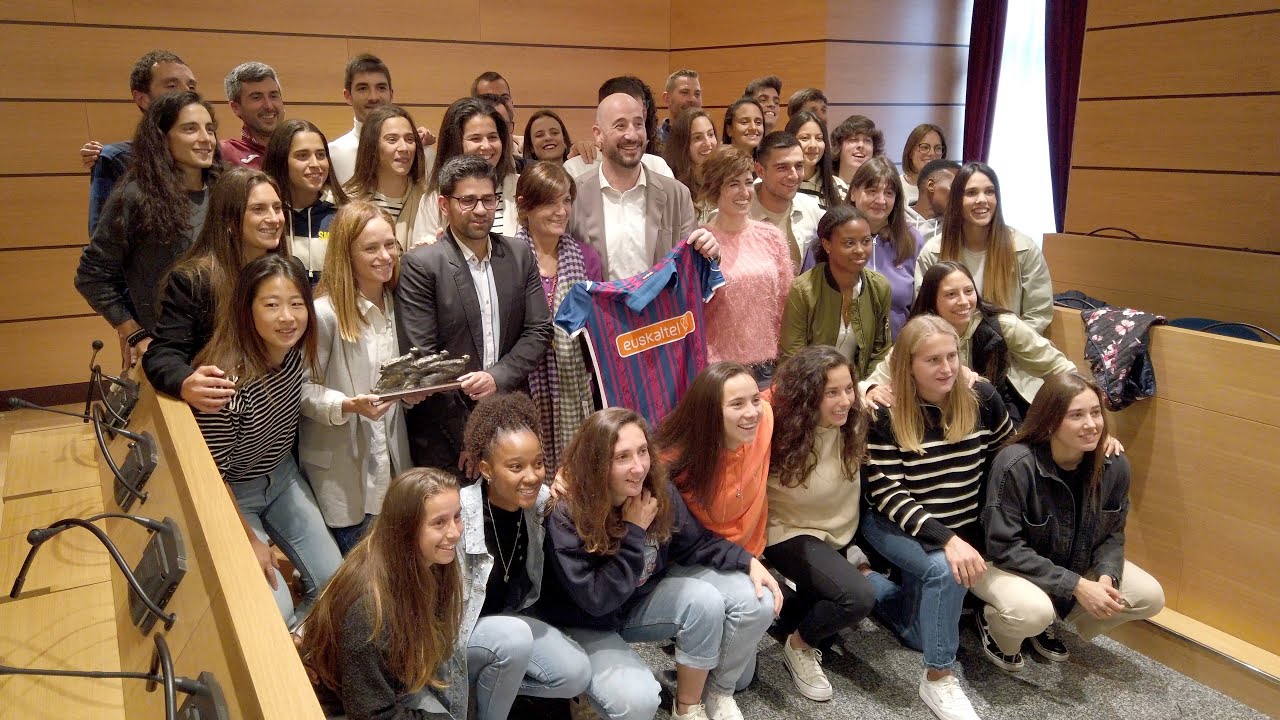 Homenaje a las jugadoras del primer equipo femenino de la SD Eibar ...