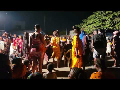 Tazama wazaramo walivyovua nguo kwenye Kigodoro , Baikoko Uchi / KIGODORO Dance