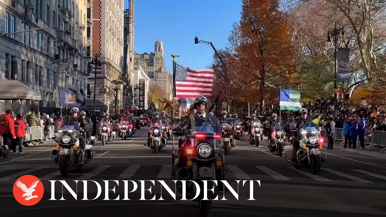 Macy's Thanksgiving Day Parade kicks off with police motorcade - YouTube