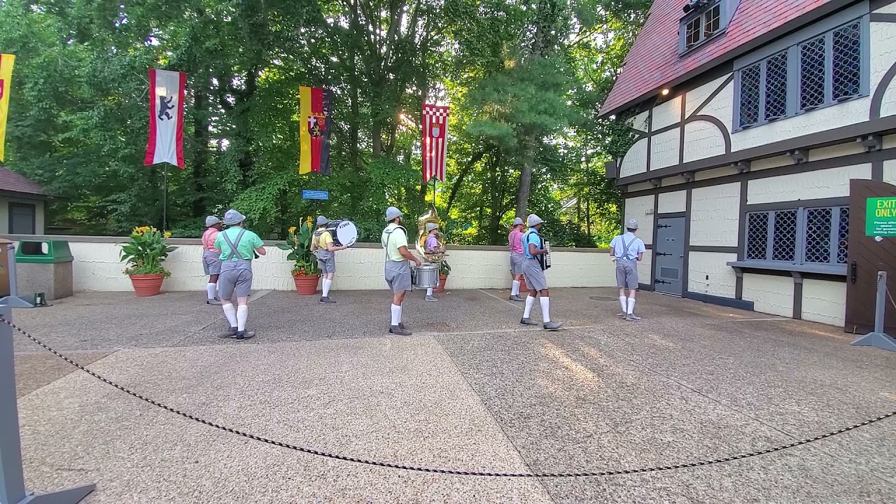 Oompa Band at Busch Gardens Williamsburg playing "The Chicken Dance ...