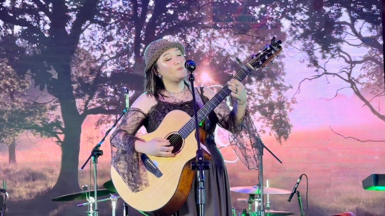 dwta • Padaba Taka • Live at Eastwood City - YouTube