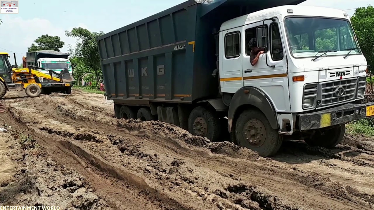 JCB 3dx Backhoe Machine Pushed Tata Hyva 3118 Tipper 12 Wheeler Truck ...