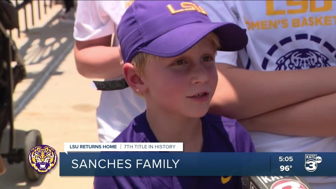 LSU fans welcome home the National Champion Tigers baseball team - YouTube