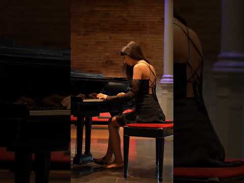 Pianist Oksana Pavlova tries to play Satie on an untuned piano and noise on the background!