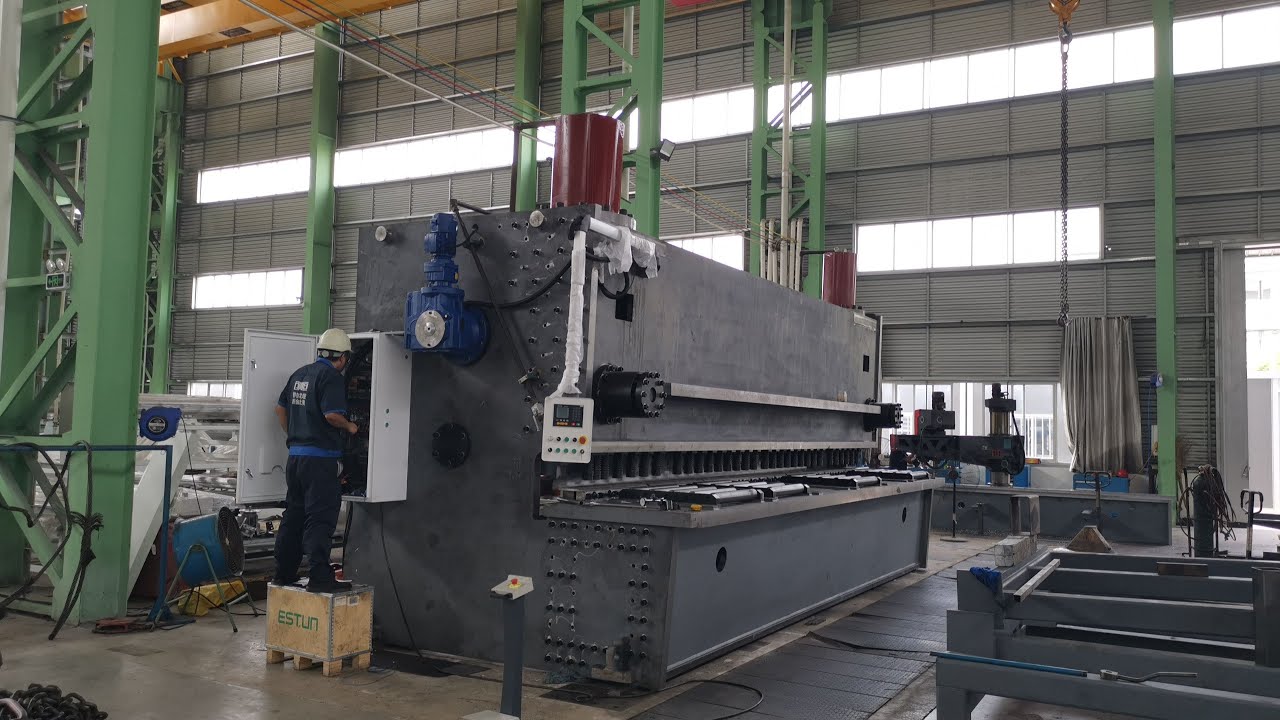 Giant Hydraulic guillotine shear machine,Stainless steel plate cutting ...