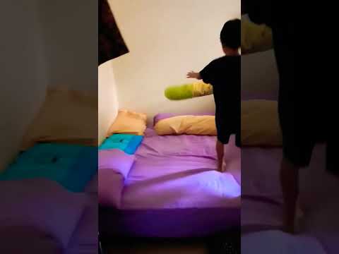 rapikan tempat tidur-yang adik main hp - YouTube