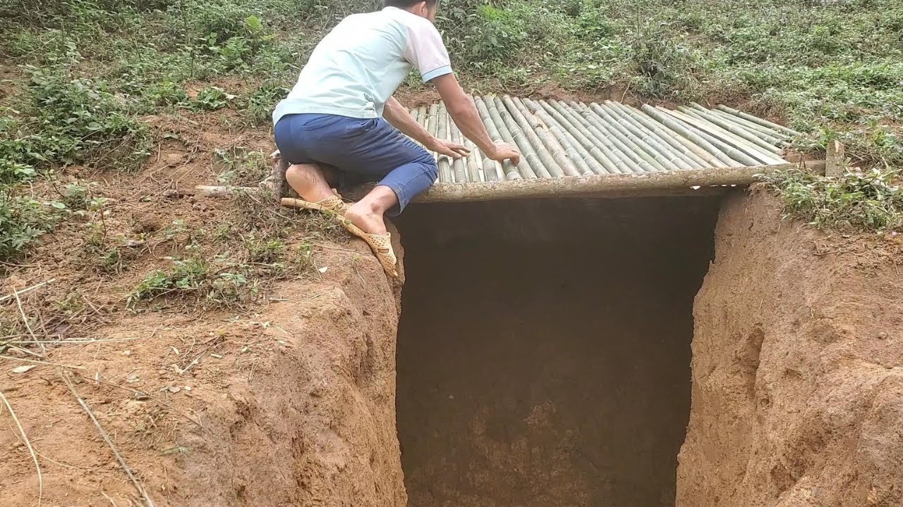 Building complete and warm survival shelter l Bushcraft earth hut ...