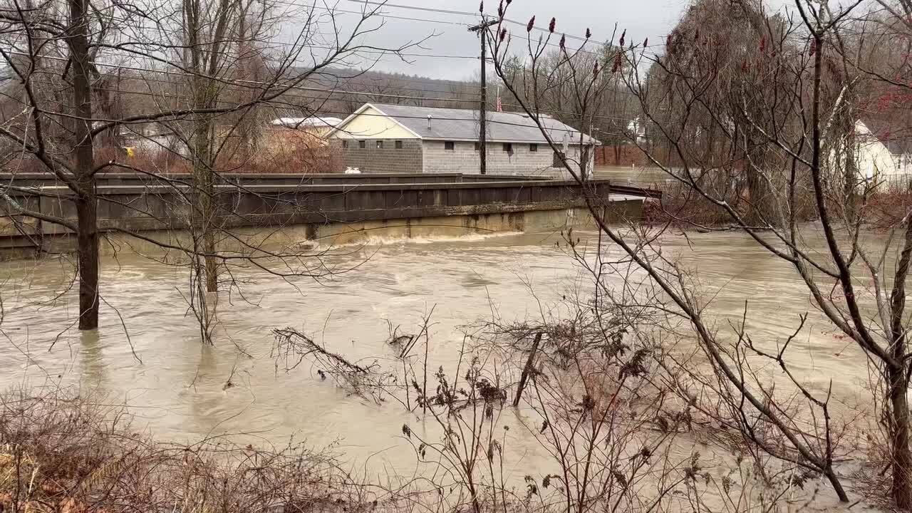 Green River flooding conditions on Monday - YouTube