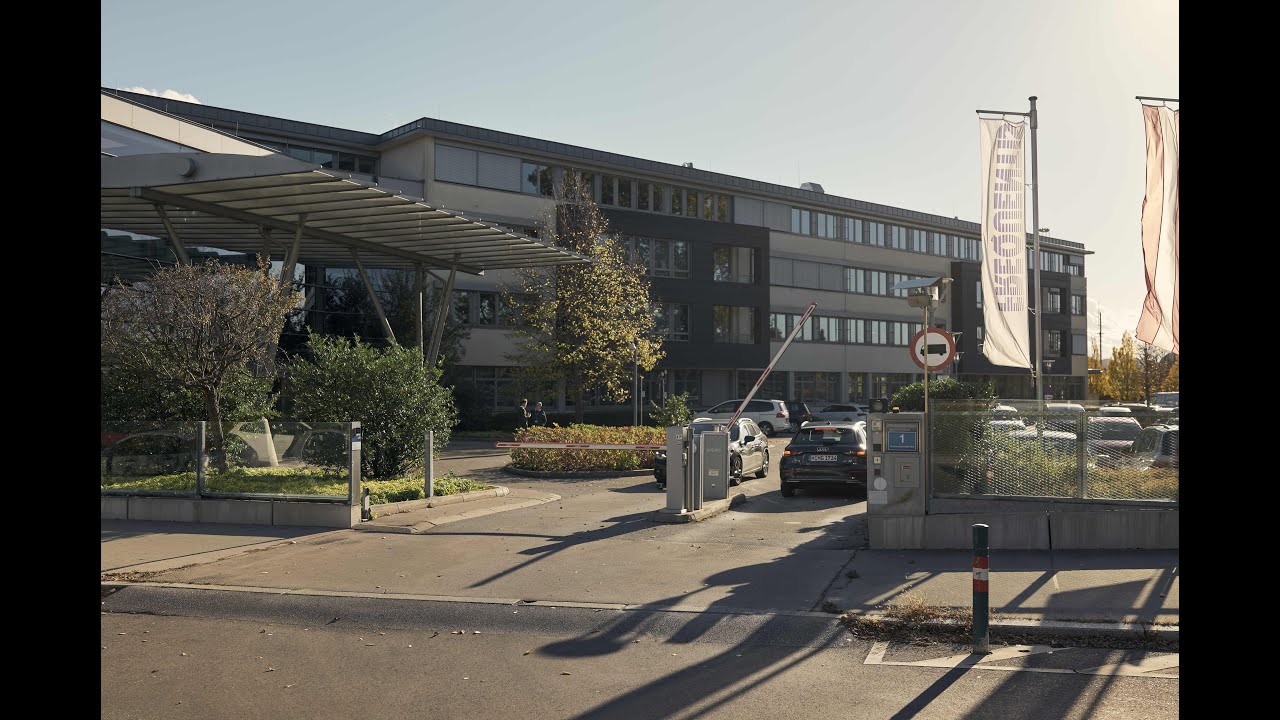 Frequentis AG setzt auf Smart Parking von ParkHere - YouTube