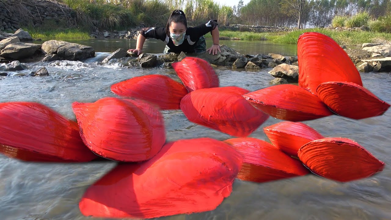 👑🎁🎁The beautiful woman discovered a giant red clam and was extremely ...