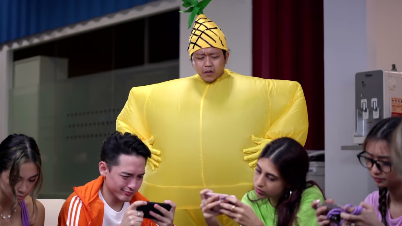 Dan Dresses Up As A Pineapple From Fall Guys - YouTube