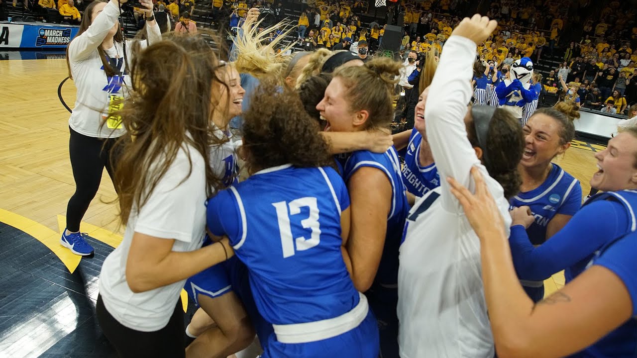 Full final 1:30 of Creighton's upset over Iowa in second round - YouTube
