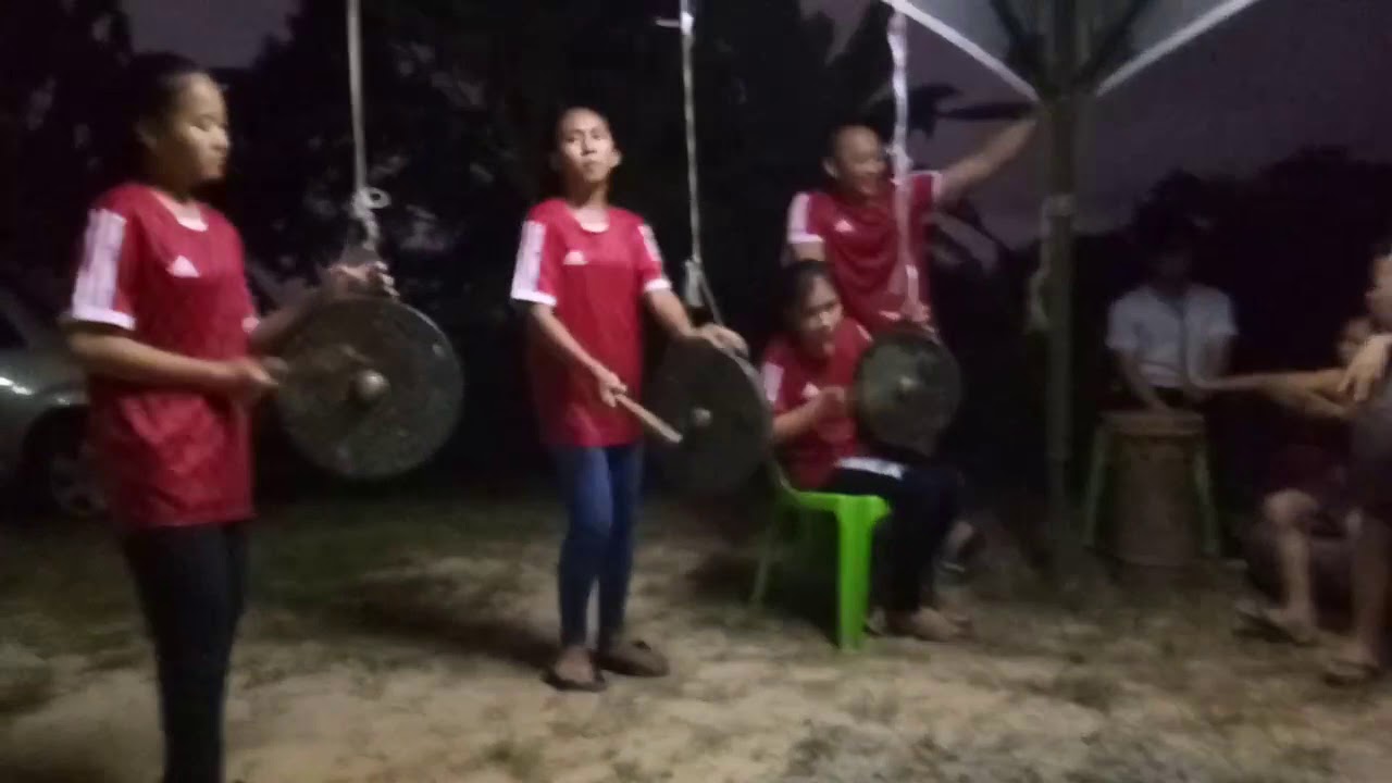 Belajar main gong dusun - YouTube