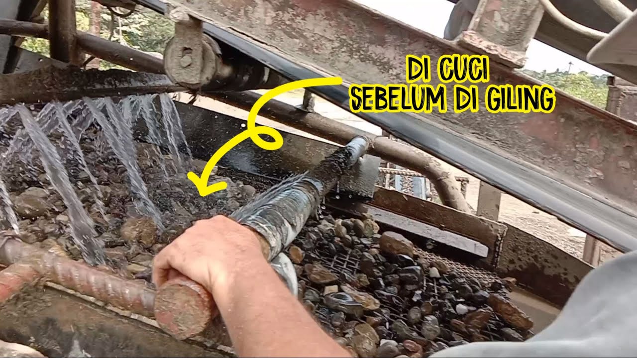 Proses penggilingan batu krikil/koral menjadi material split dan pasir ...