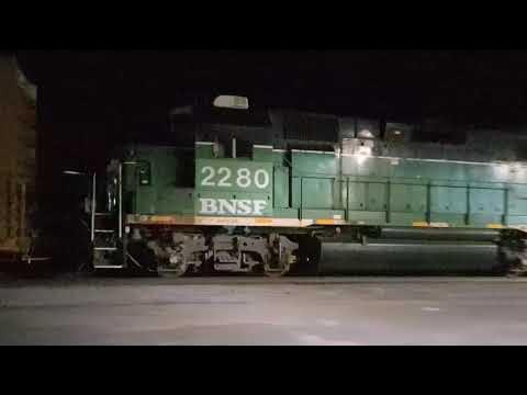 BNSF 2280 (in transit) w/BNSF 7513 leading H-NTWNSI? at night 4/12/25 - YouTube