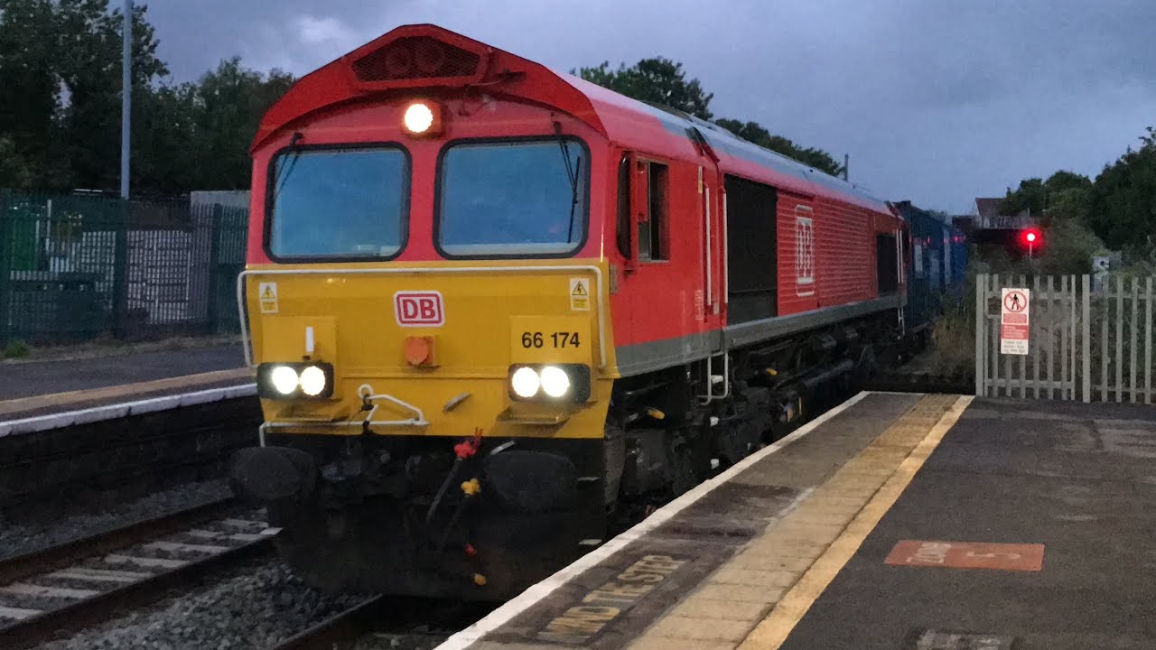 Class 66174 arriving into Lawrence Hill Station to await at a Red ...