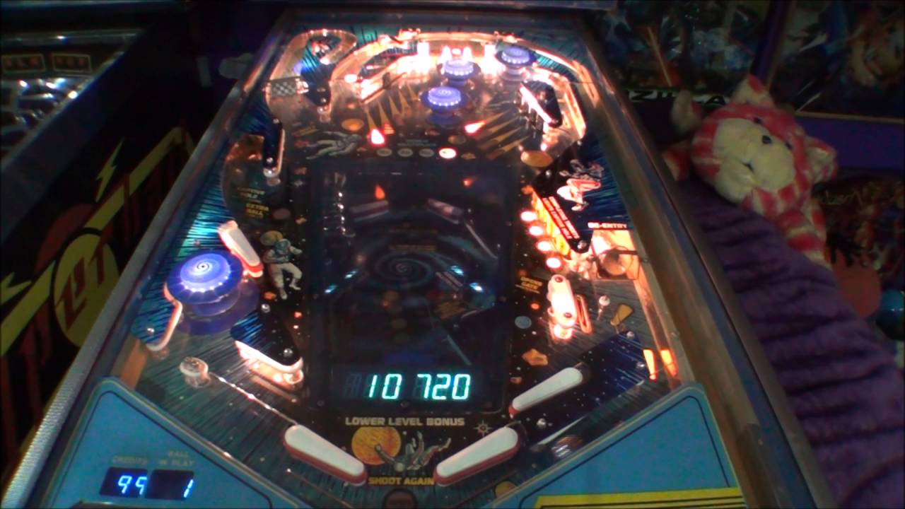 1981 Black Hole Pinball Machine by Gottlieb - YouTube