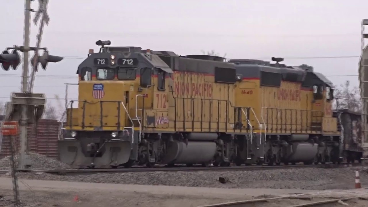 UP 712 EMD GP38-2 & UP 1640 Rebuilt SD40n - YouTube