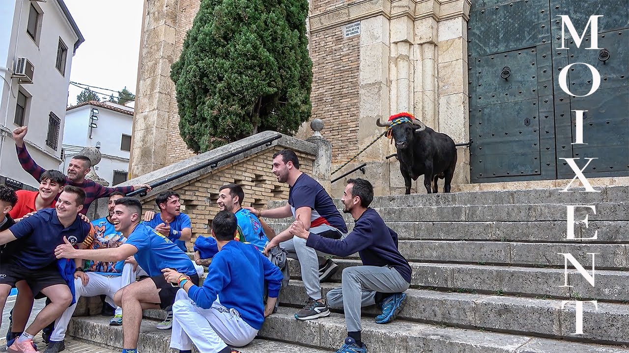 Moixent 2 toros en cuerda 06-04-24 - YouTube