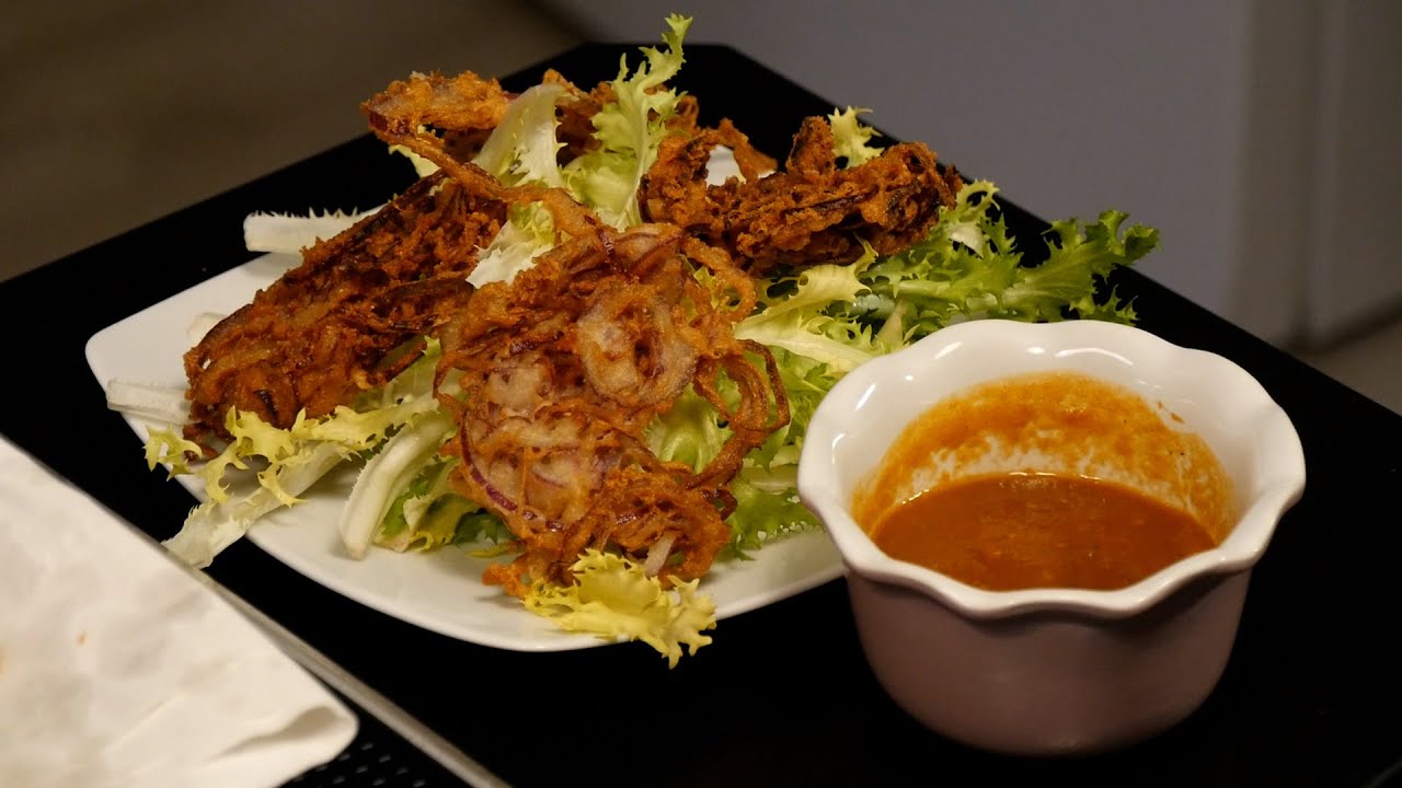 Les beignets d'oignons rouges - YouTube