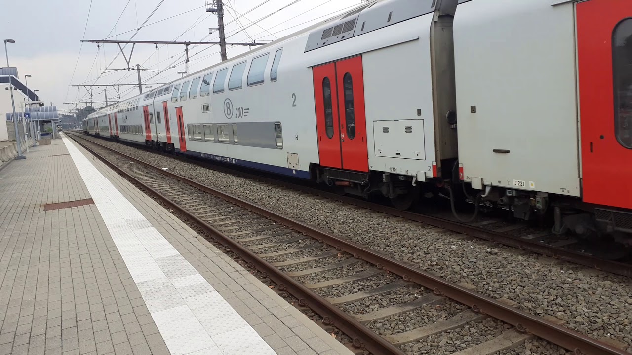 SNCB/MNBS : HLE 18 + M6 en gare de Welkenraedt. - YouTube