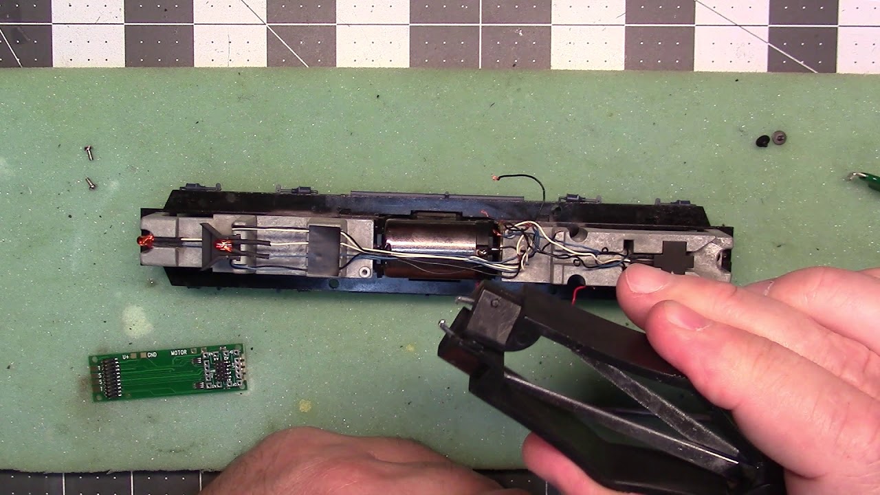 Decoder Buddy install Proto 2000 U28B - YouTube