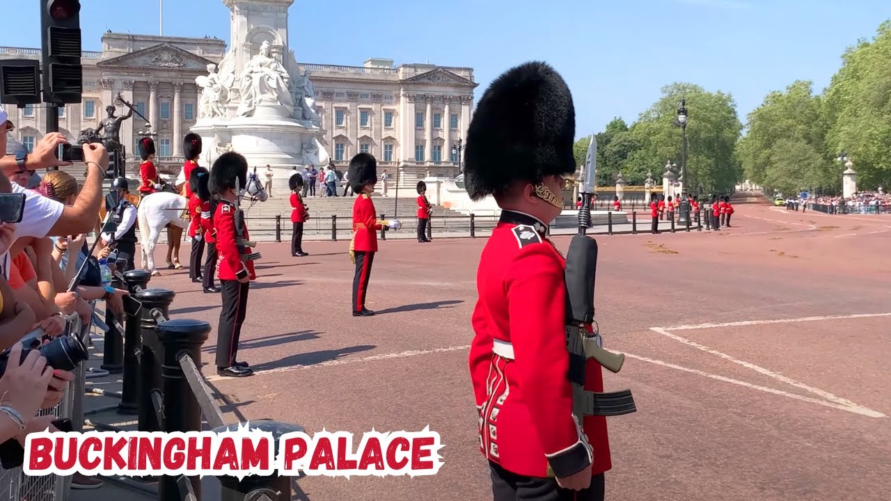 King’s Guards and his guns outside Buckingham Palace. - YouTube