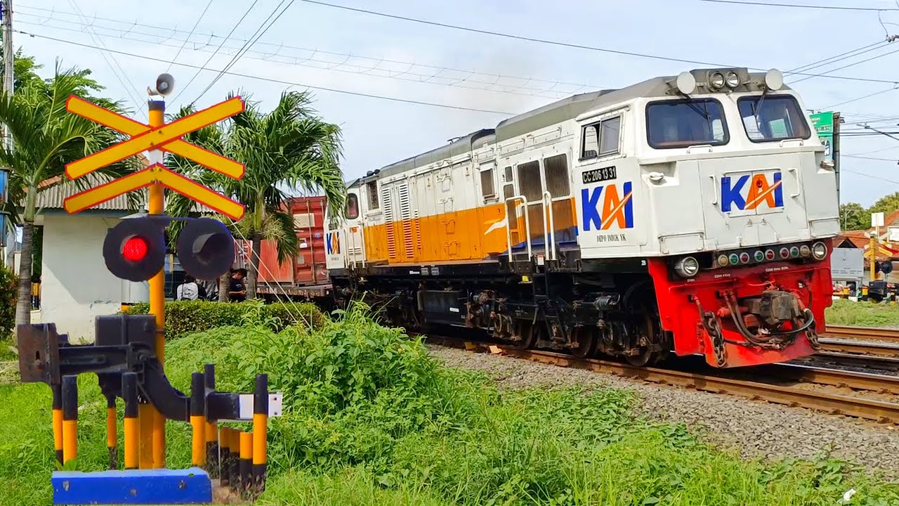 Kereta Api Barang Super Panjang Keren | Palang Perlintasan Kereta Api ...