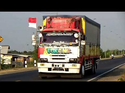 FULL MERAH PUTIH BERKIBAR !!! TRUCK TRAILER GANDENG TRONTON & TRUK ...