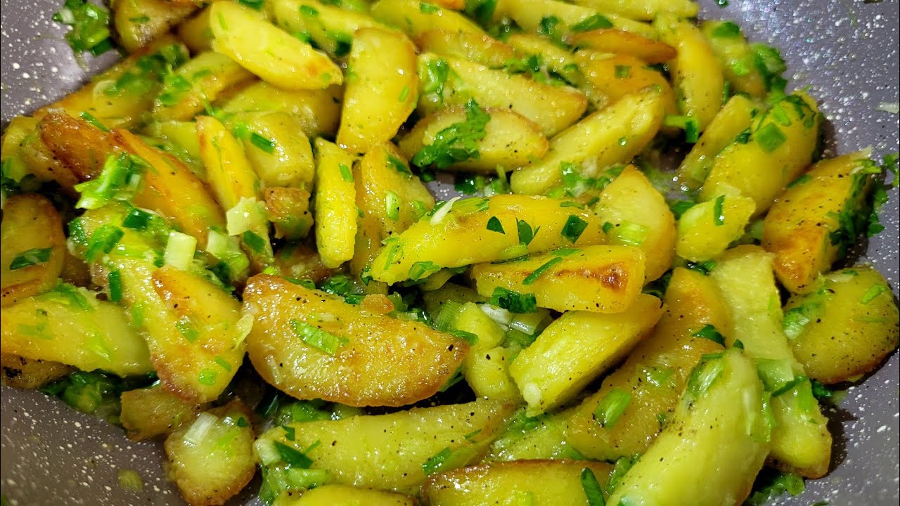 Cartofi inabusiti cu usturoi verde. Sunt asa de buni incat nu te mai ...